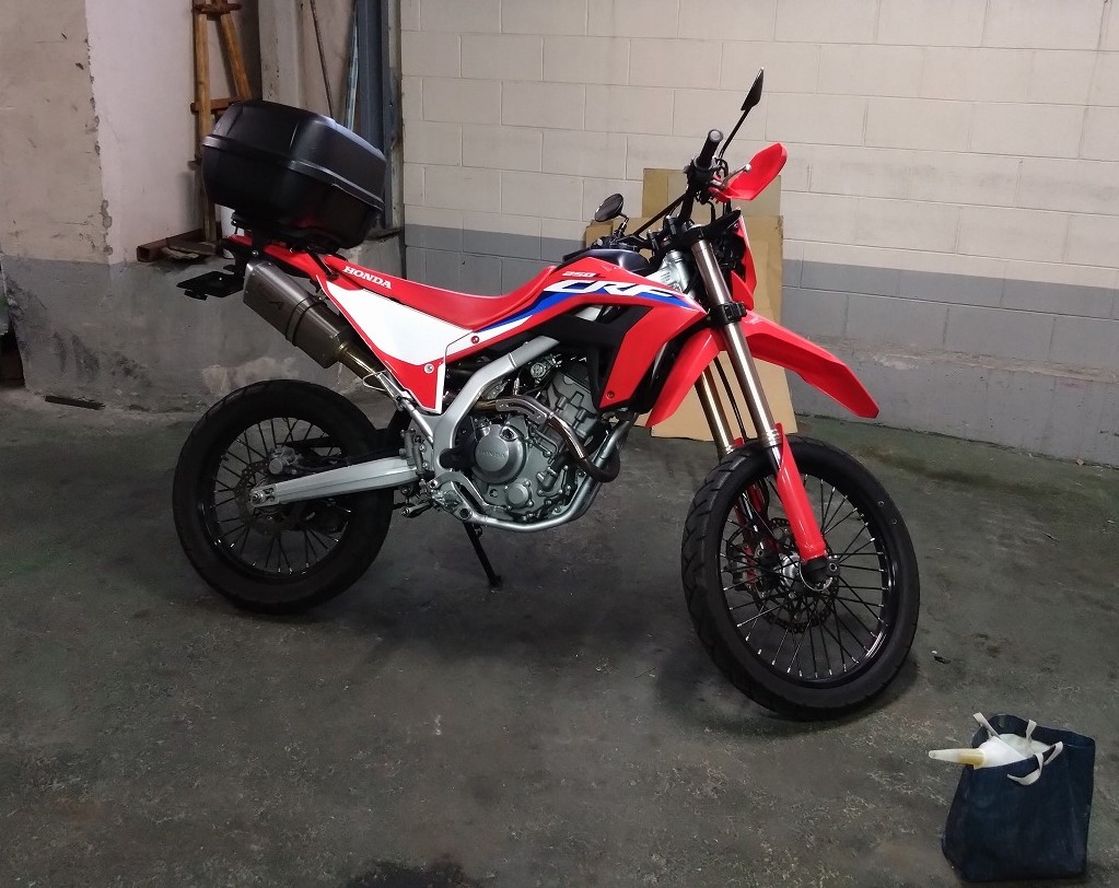CRF250L（MD47）オイル交換 オイル漏れ再発か？ - D-EVO