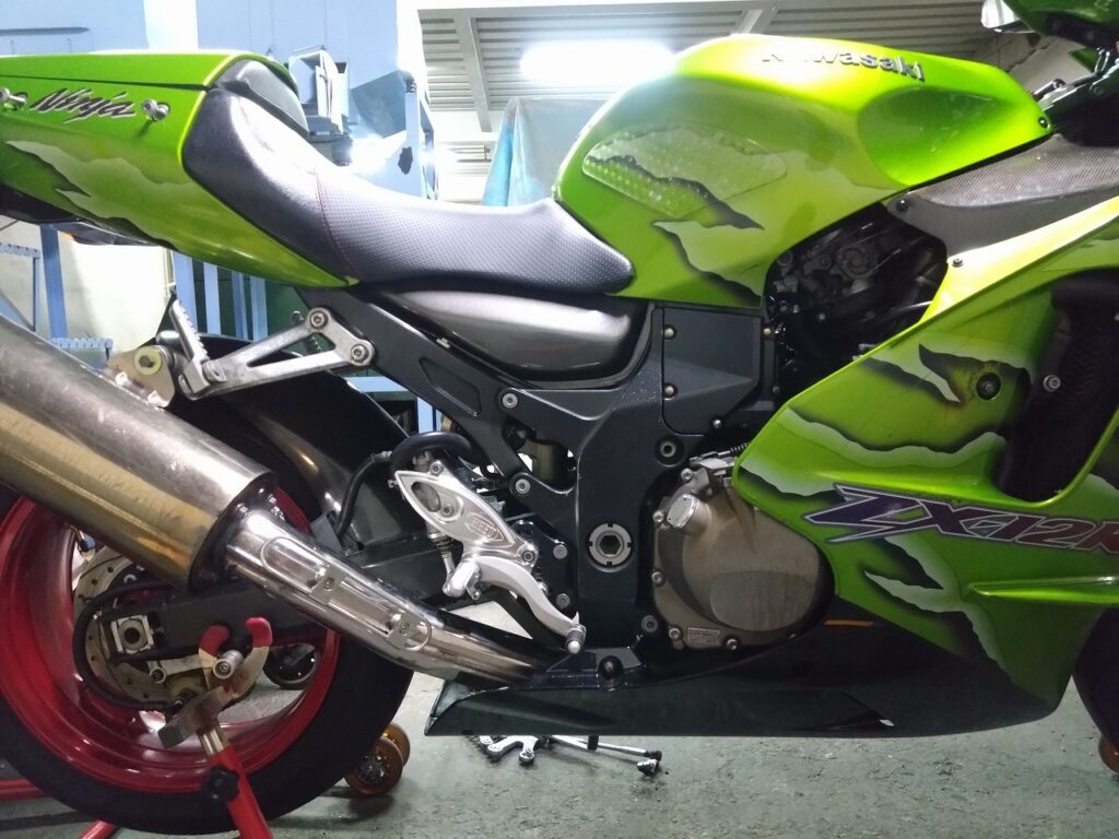ZX-12R バックステップ＆小物類の取付け - D-EVO