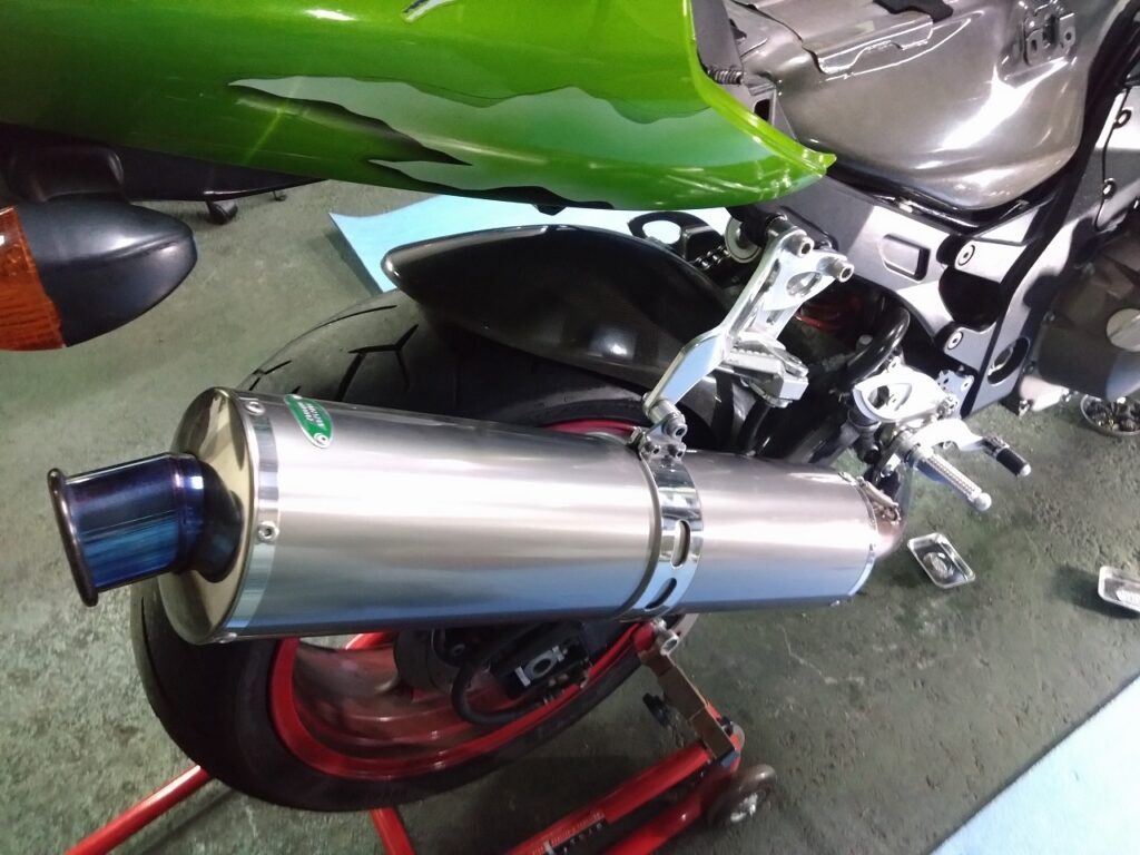 Ninja ZX-12R BEET フルエキゾーストマフラーに換装 - D-EVO